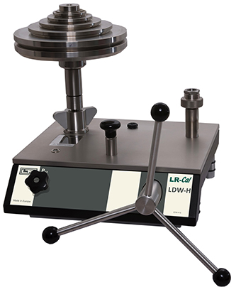 Hydraulic deadweight tester for calibrating pressure instruments